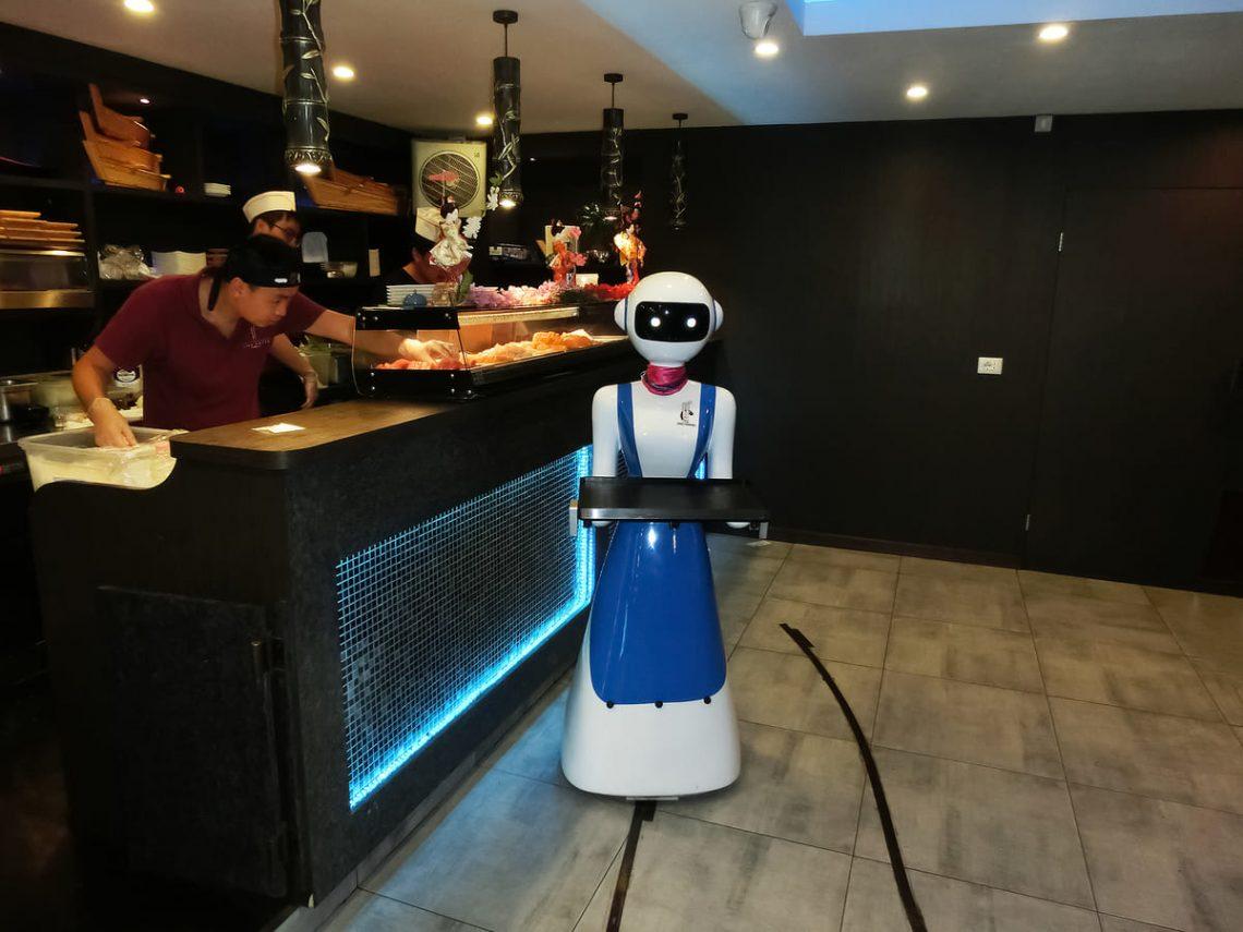 Robots en restaurantes y otros sistemas IA para hoteles - WEKOOK Blog