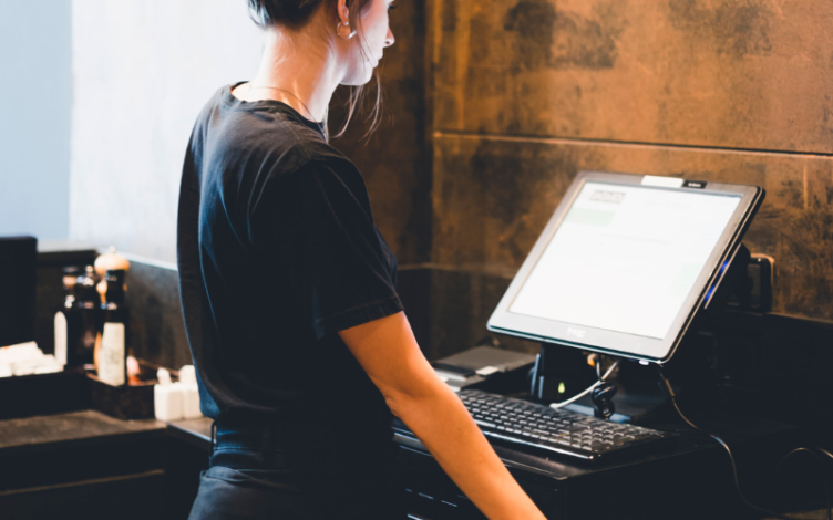 ¿Qué es un hostess y cuál es su función en un restaurante?